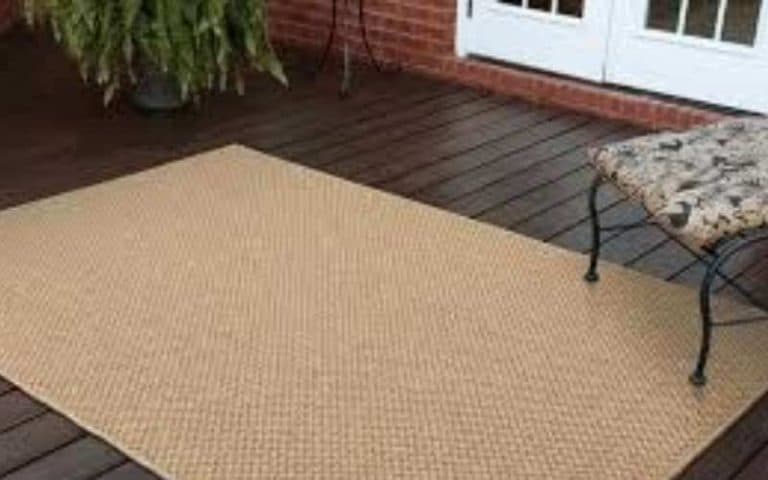 6 Best Outdoor Rugs For Wood Decks (2022 Review)